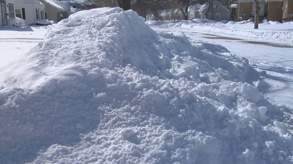 More snow piling on problems for drivers, snow removal companies | KGAN