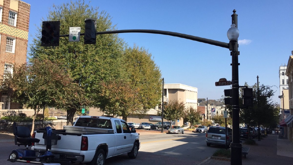 Broken traffic signal causing confusion for drivers | WSET